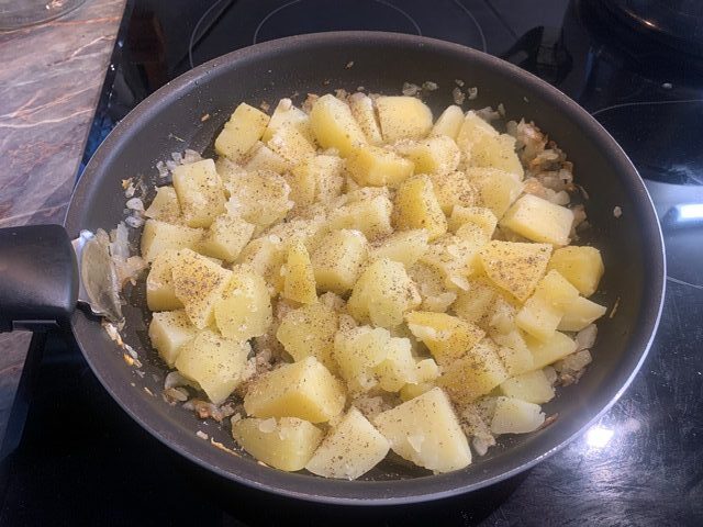 Hagymás krumpli - egy jó köret - Háztartás Ma